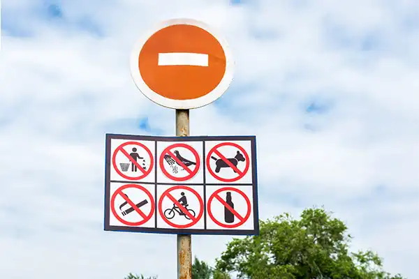 Panneaux et pictogrammes de sécurité, découvrez la norme ISO 7010.