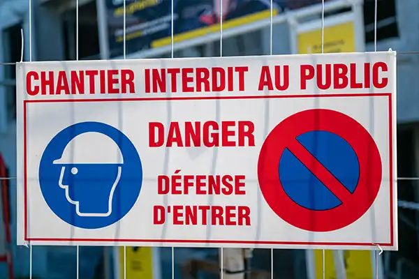 Panneaux et pictogrammes de sécurité, découvrez la norme ISO 7010.