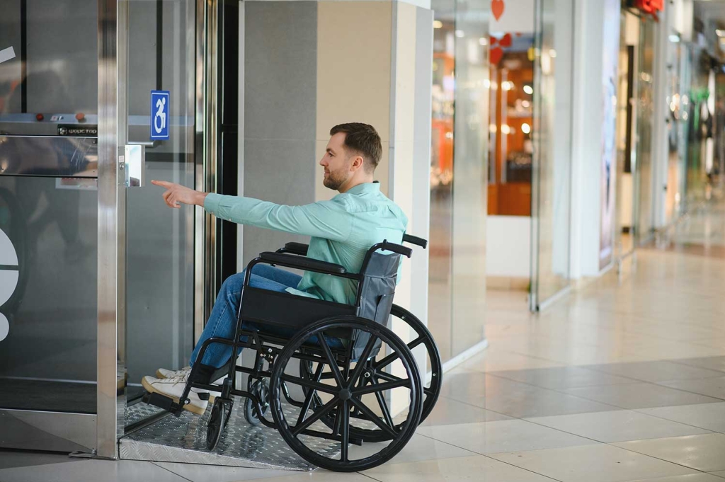 Signalétique PMR ERP : règles, panneaux et repères d’accessibilité